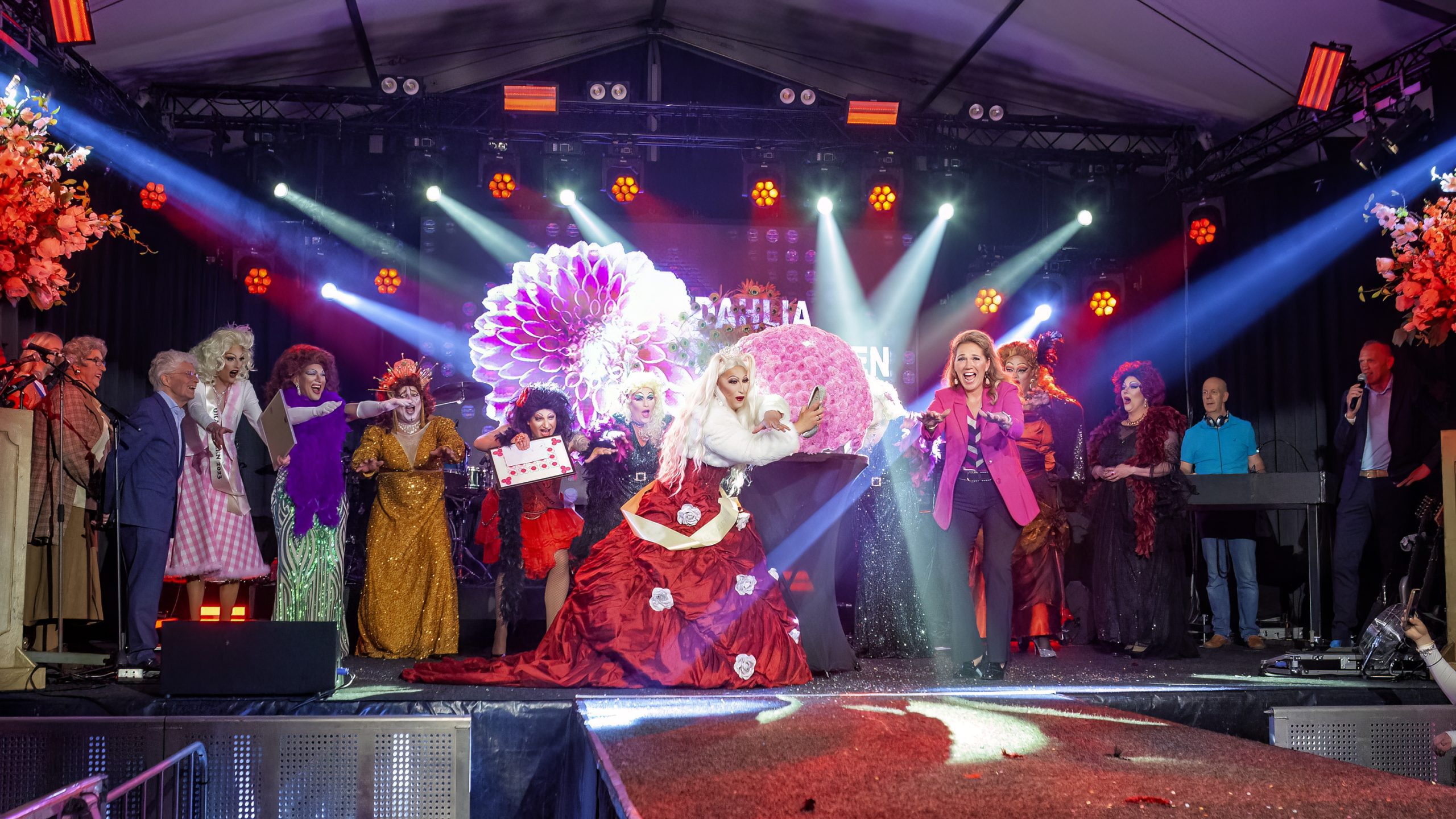 Dahlia Dragqueenshow: een daverend succes – DK Nieuws