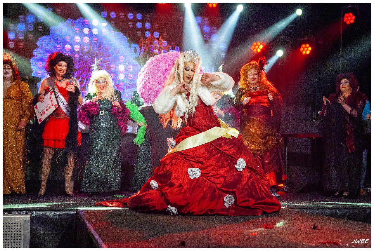 Eerste Dahlia Dragqueenshow daverend succes – DK Nieuws
