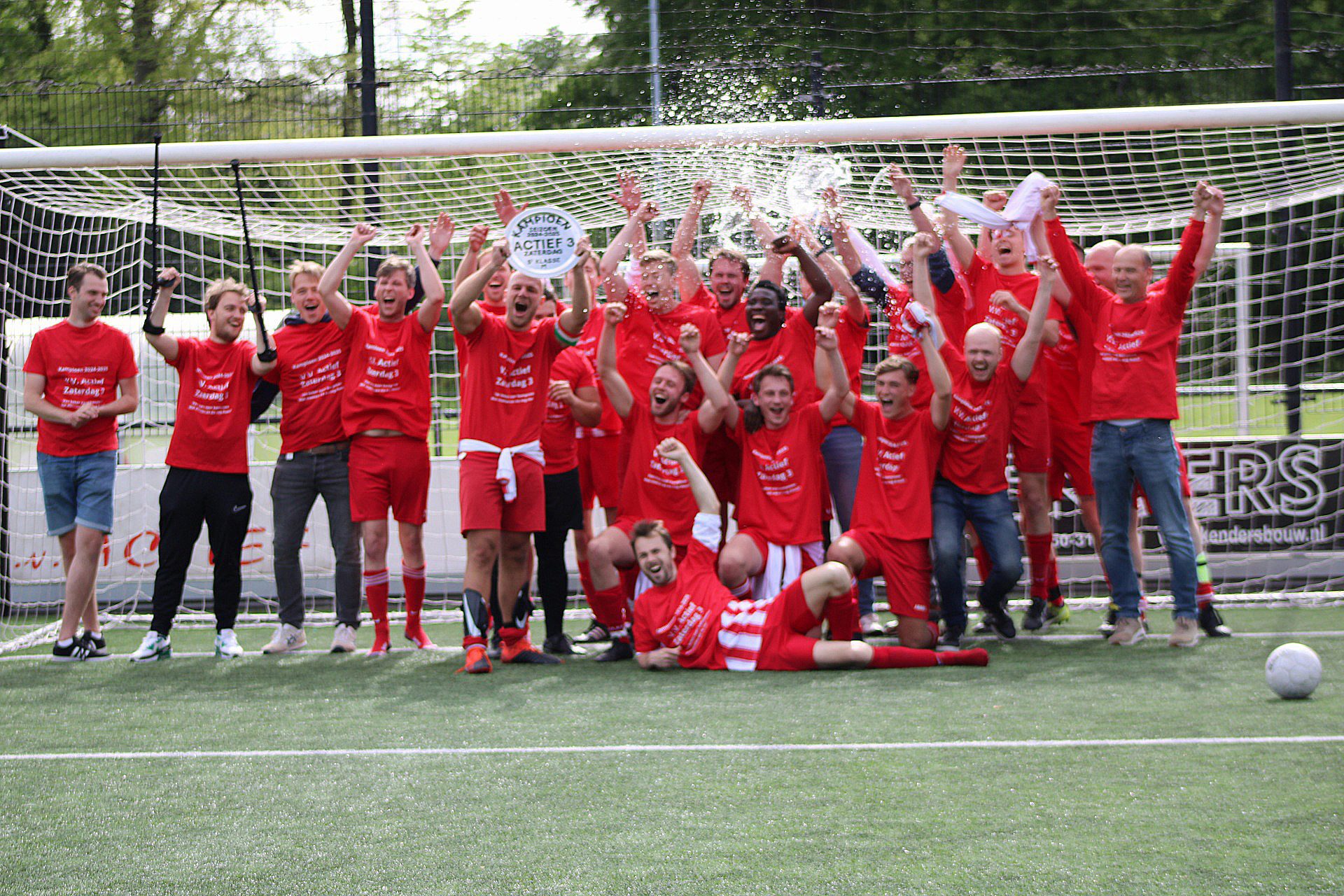 Actief zaterdag 3 kroont zich tot kampioen na monsterscore – DK Nieuws